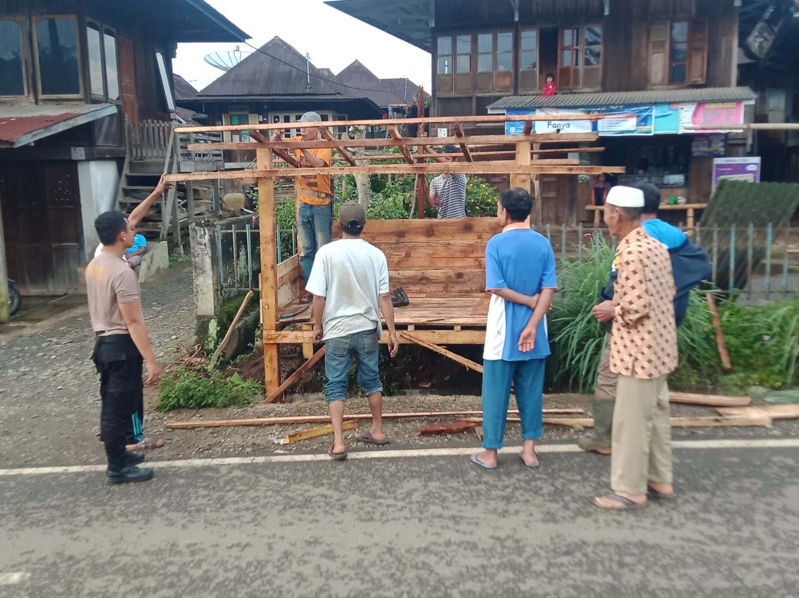 GOTONG ROYONG MEMBAGUN POS RONDA - Publikasi Pendidikan